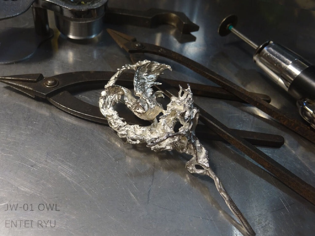 Entei Ryu - Owl brooch sculpt