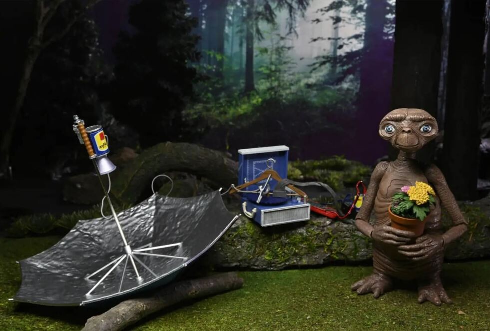 ArtStation - ET phone home device made for NECA