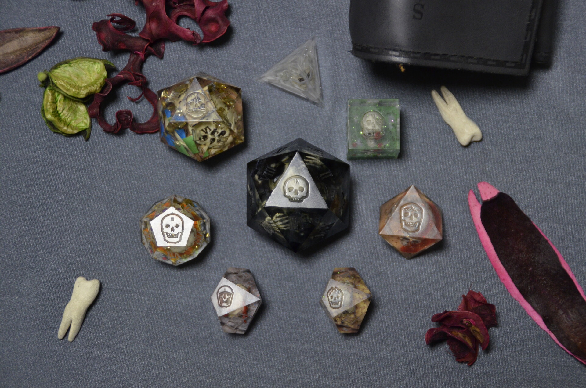 ArtStation - Dice inspired in the Locked Tomb Series (3D and resin art)