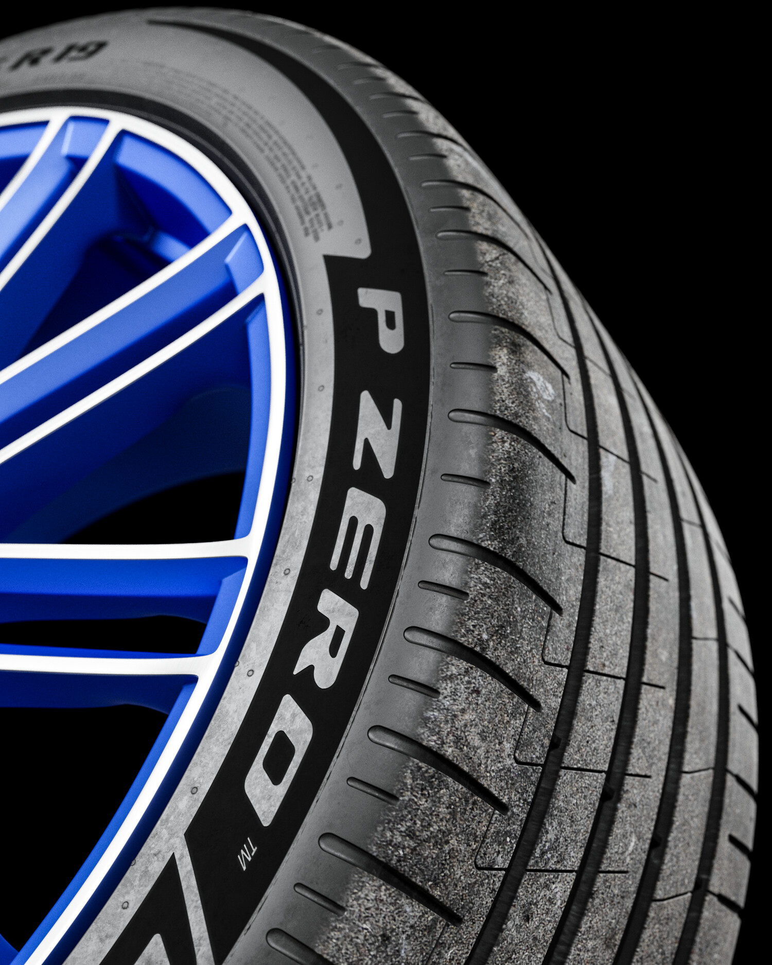 Roman Tikhonov - Pirelli® P ZERO™ E • 255/45 R19 (102Y) XL ELECT™ • 280/A/A (Real World Details)