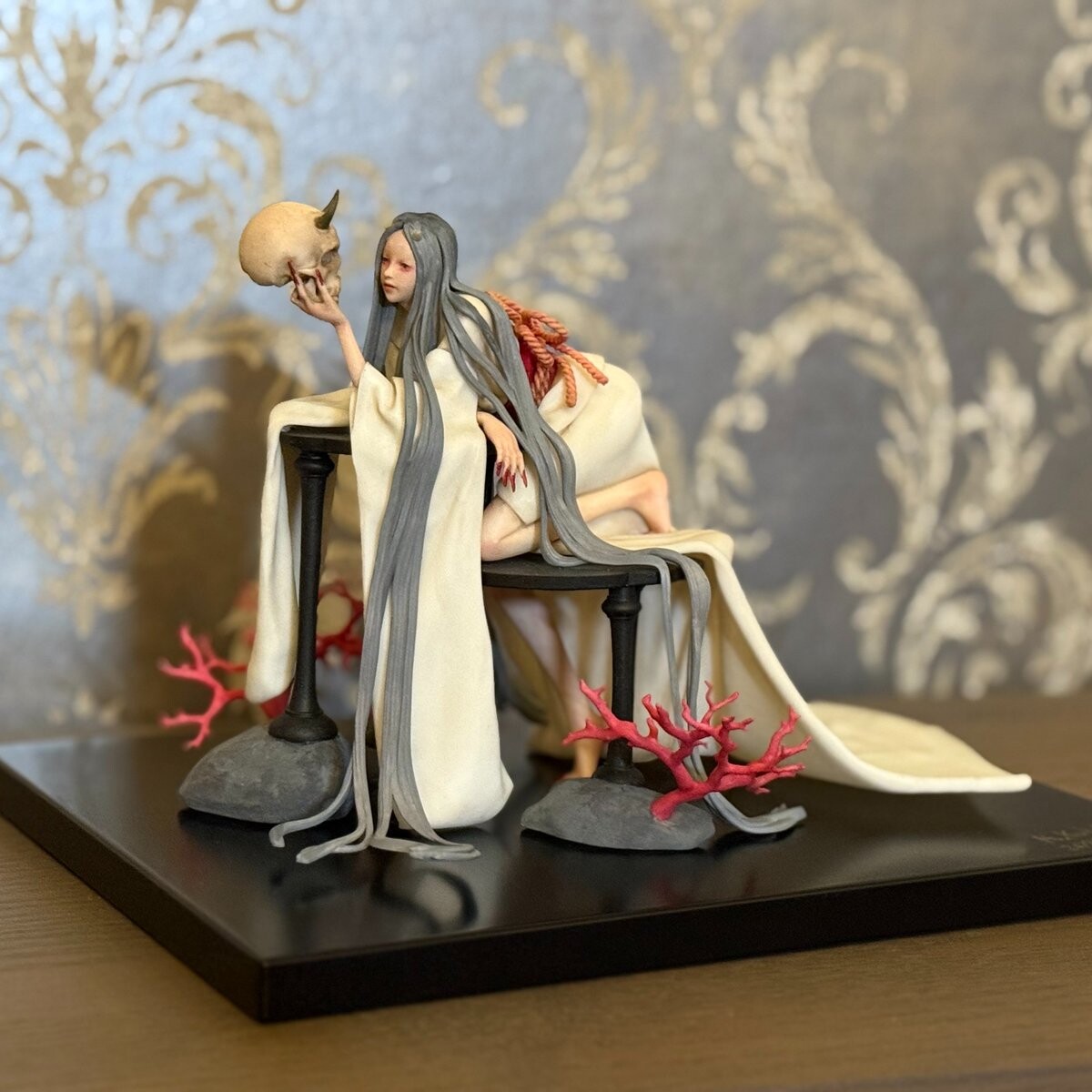 KUMAGAI, Kululu 熊谷クルル - Vanitas : Widow of the Demon / painted sculpture