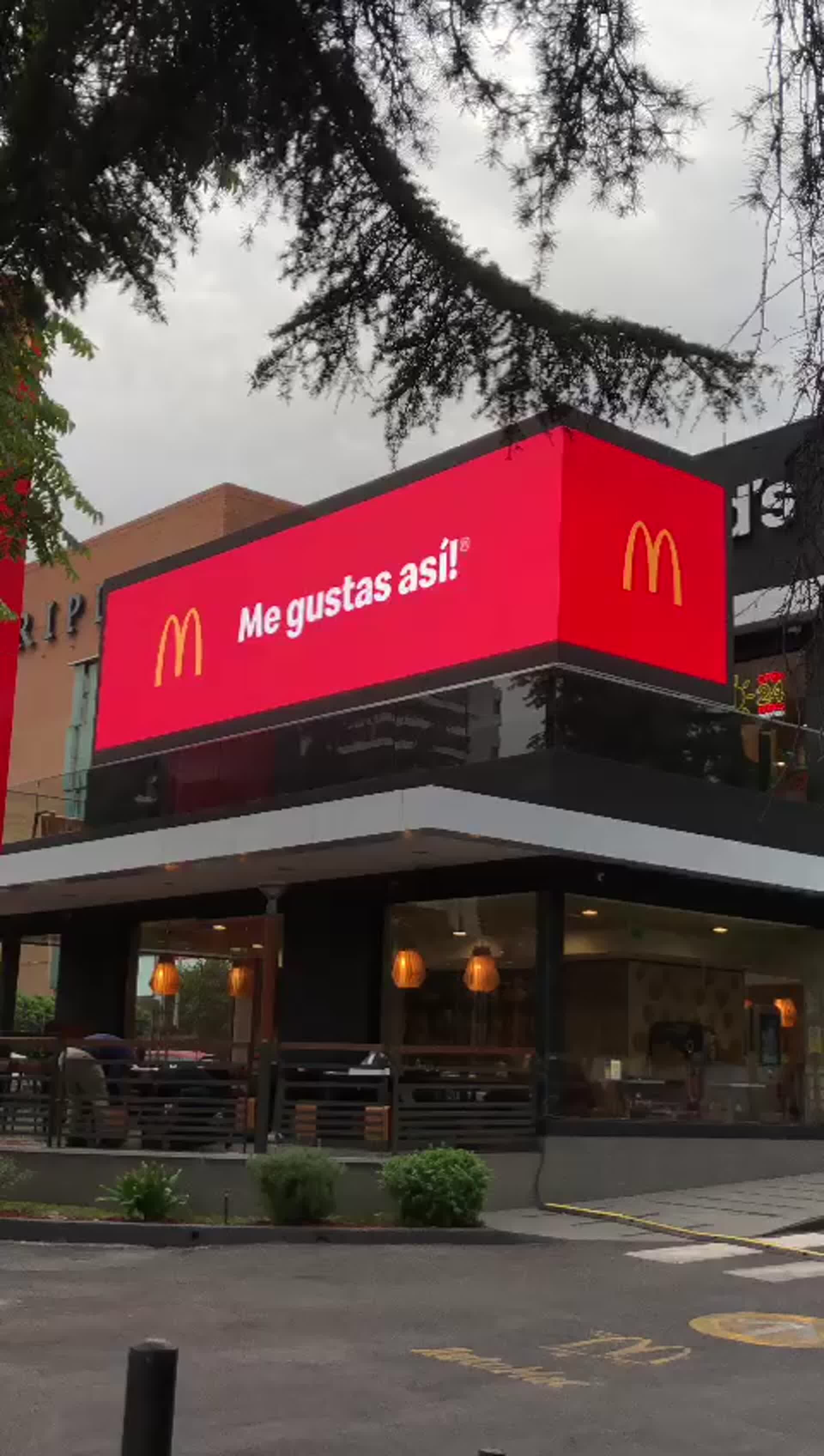 ArtStation - Publicidad perspectiva forzada